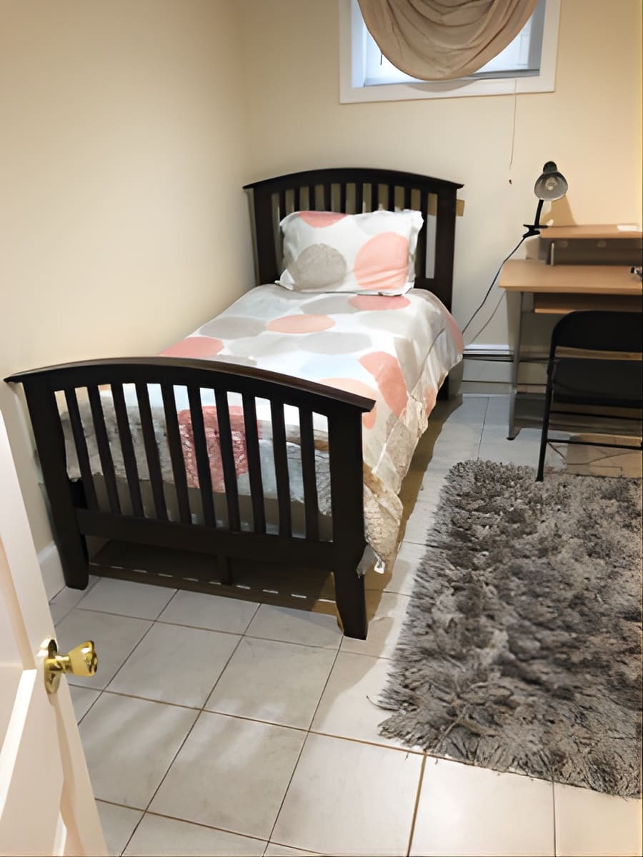 Room with pool & backyard - bkfst included, $1100, Medford, Boston ...