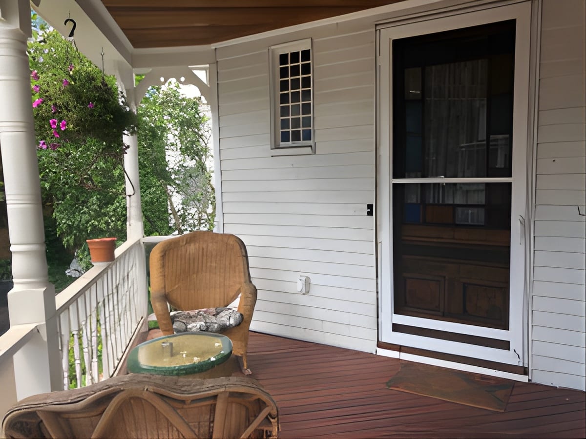 Quiet, sunny 3rd-floor bedroom, $1000, Newton, Boston, United States ...